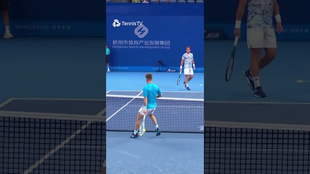 The CRAZIEST Shot You’ll Ever See | テニスはフラミンゴにまかせろ！